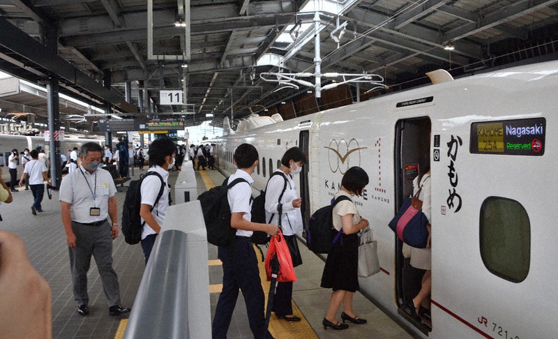 Biz 九州・山口経済 西九州新幹線・武雄温泉駅 300人で乗り換え実験 Jr九州「リレー方式」確認 /福岡 毎日新聞