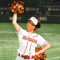 ENEOS（横浜市）の応援団（準決勝） 第93回都市対抗野球 [写真特集8/37] | 毎日新聞