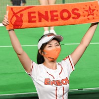 ENEOS（横浜市）の応援団（準決勝） 第93回都市対抗野球 [写真特集8/37] | 毎日新聞