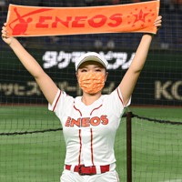 ENEOS（横浜市）の応援団（準決勝） 第93回都市対抗野球 [写真特集8/37] | 毎日新聞