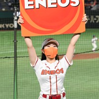 ENEOS（横浜市）の応援団（準決勝） 第93回都市対抗野球 [写真特集8/37] | 毎日新聞