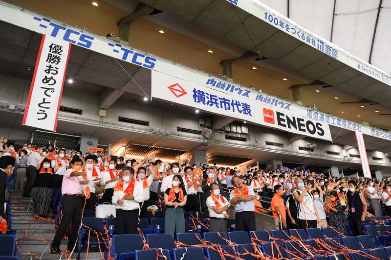 ENEOS（横浜市）の応援団（決勝） 第93回都市対抗野球 [写真特集1/43] | 毎日新聞