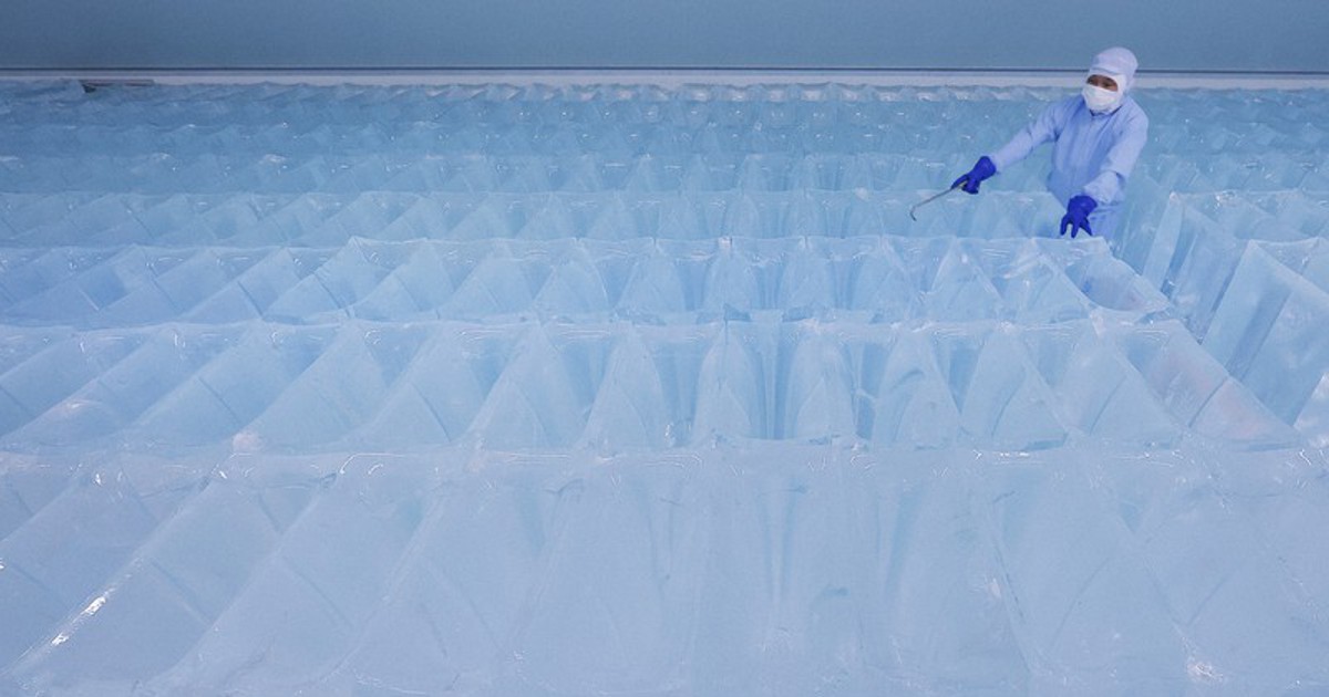 In Photos: West Japan company churns out block ice as summer ...