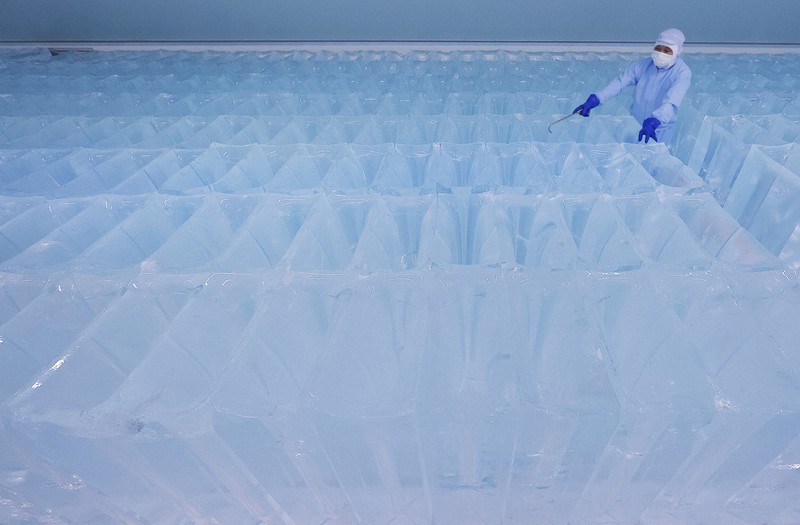 In Photos: West Japan company churns out block ice as summer ...