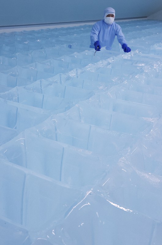 In Photos: West Japan company churns out block ice as summer ...