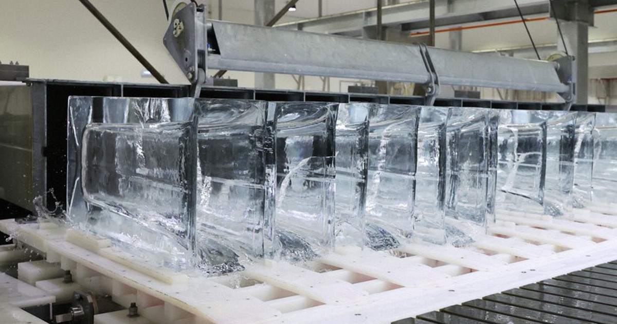 In Photos: West Japan company churns out block ice as summer ...