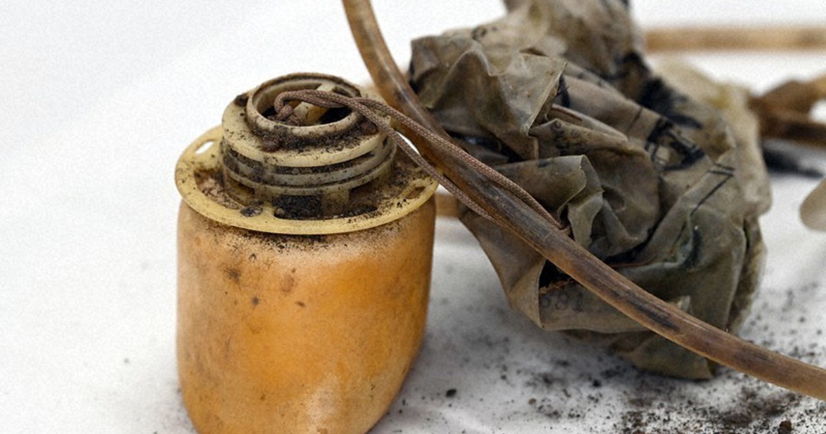 Oxygen mask found near 1985 JAL jet crash site in east Japan - The Mainichi