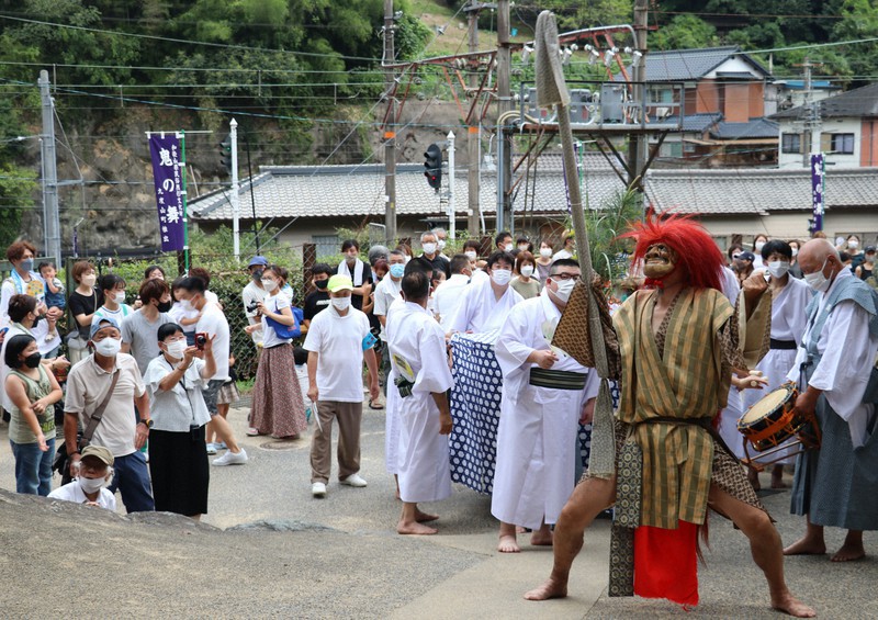 In Photos: 'Ogre' attracts spectators, scares children at Japan shrine ...
