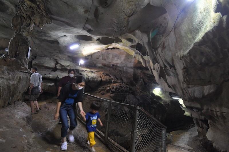 In Photos: Visitors chill out in southwest Japan limestone cave - The ...