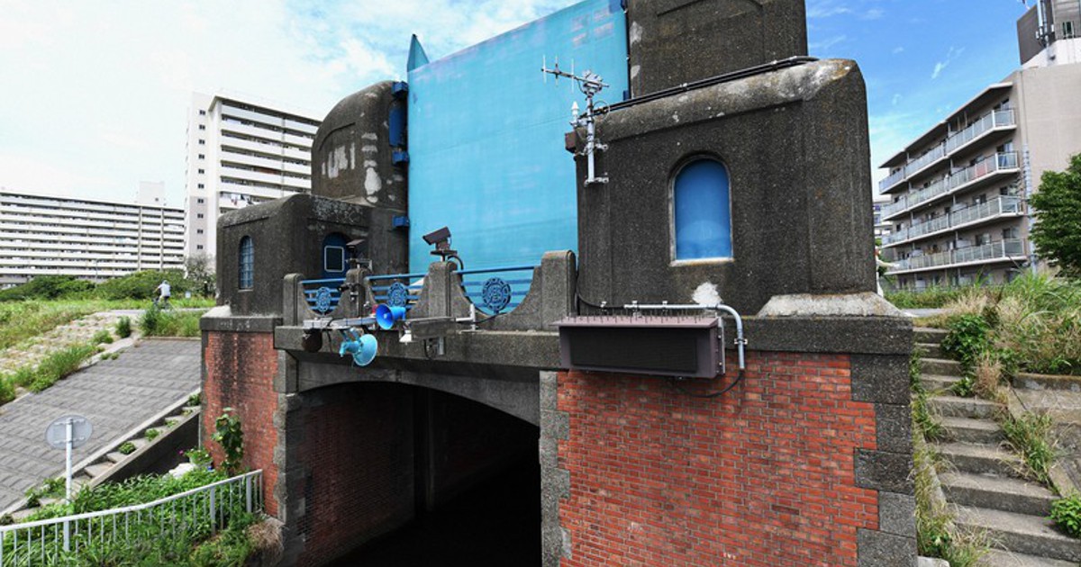 Retro Japan in Photos: Prewar Tokyo water gate still working despite ...