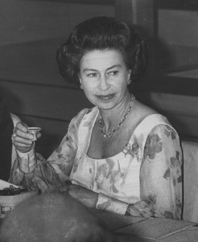 In Photos: Queen Elizabeth's 1975 trip to Japan, from green tea to ...