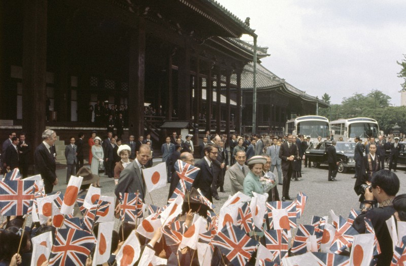 In Photos: Queen Elizabeth's 1975 trip to Japan, from green tea to ...