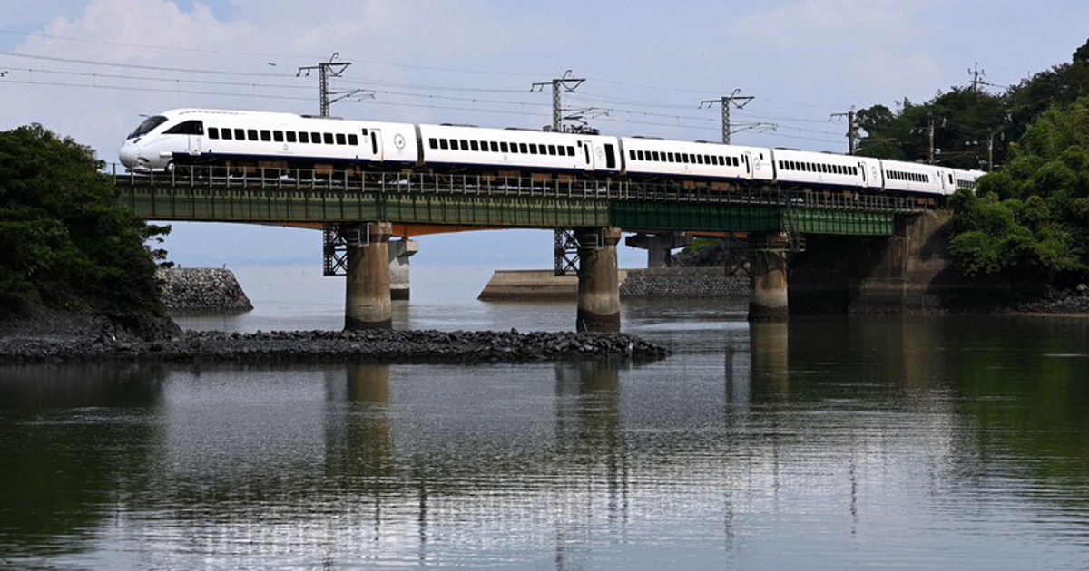 In Photos: 'Kamome' limited express trains approach last run on ...