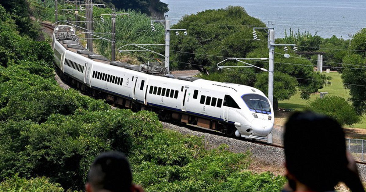In Photos: 'Kamome' limited express trains approach last run on ...