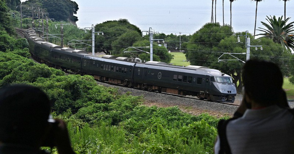In Photos: 'Kamome' limited express trains approach last run on ...