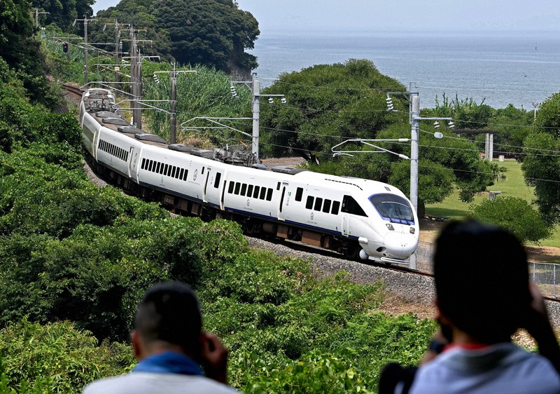 Railroad fans gather along JR Nagasaki Line for last photos of 'Kamome ...