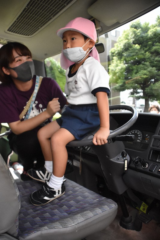 Japan preschoolers taught how to use horn after girl left alone on bus ...