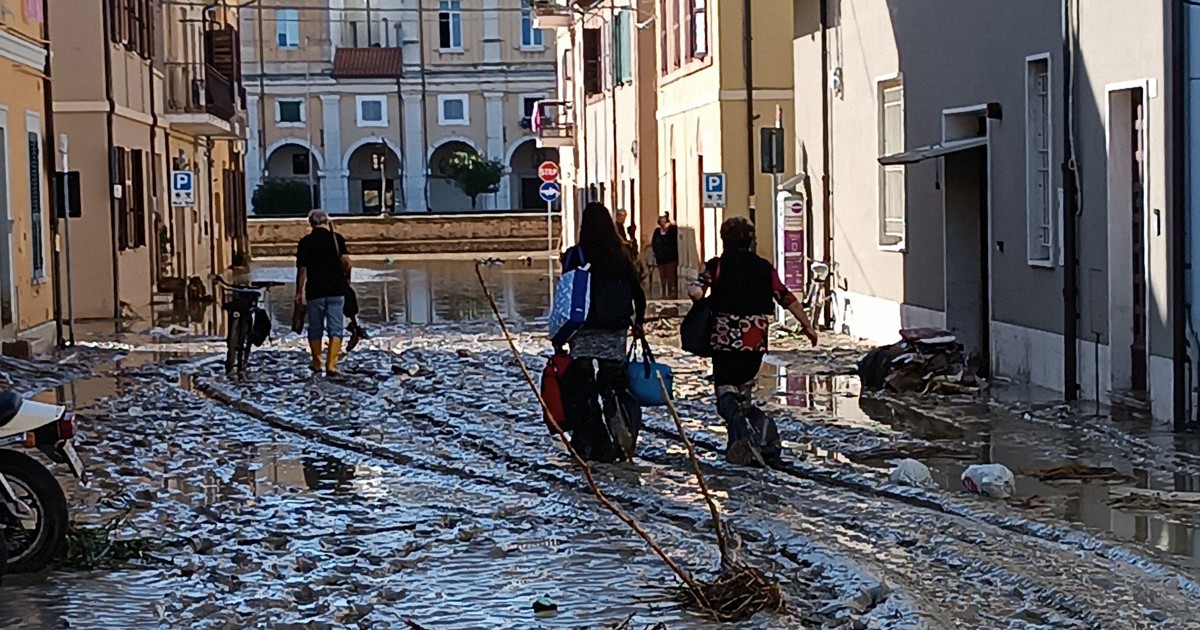 Floods in Italy kill 10; Survivors plucked from roofs, trees - The Mainichi