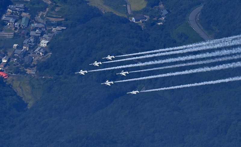 In Photos: Blue Impulse jets roar over Nagasaki ahead of shinkansen ...