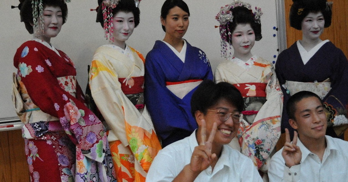 酒田舞娘が激励、高校で出前講話 ／山形 | 毎日新聞