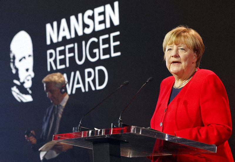 Merkel praises others as she accepts UN refugee agency award - The Mainichi