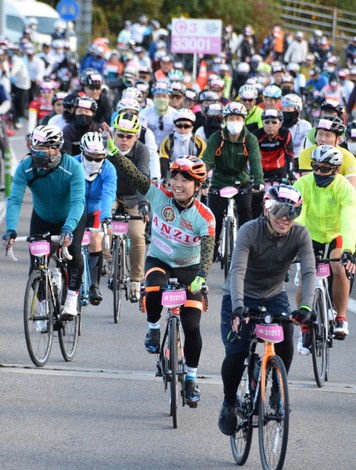 Over 6,000 people cycle along scenic Shimanami Kaido road in west Japan ...