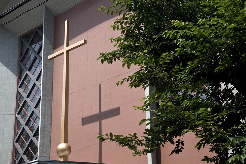 Retro Japan in Photos: 1956 church in bustling Tokyo a tranquil place ...