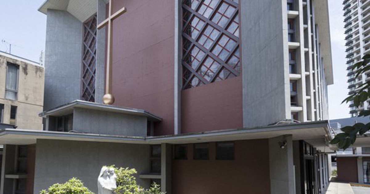 Retro Japan in Photos: 1956 church in bustling Tokyo a tranquil place ...