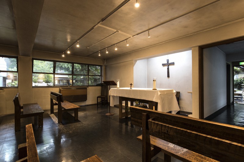 Retro Japan in Photos: 1956 church in bustling Tokyo a tranquil place ...