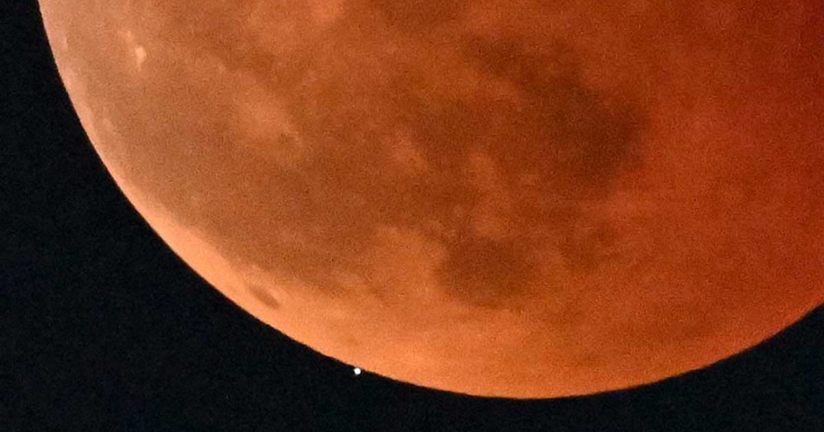 In Photos: Total lunar eclipse enthralls people across Japan in rare ...
