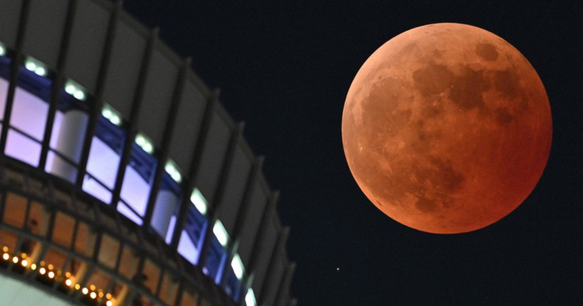 In Photos: Total lunar eclipse enthralls people across Japan in rare ...