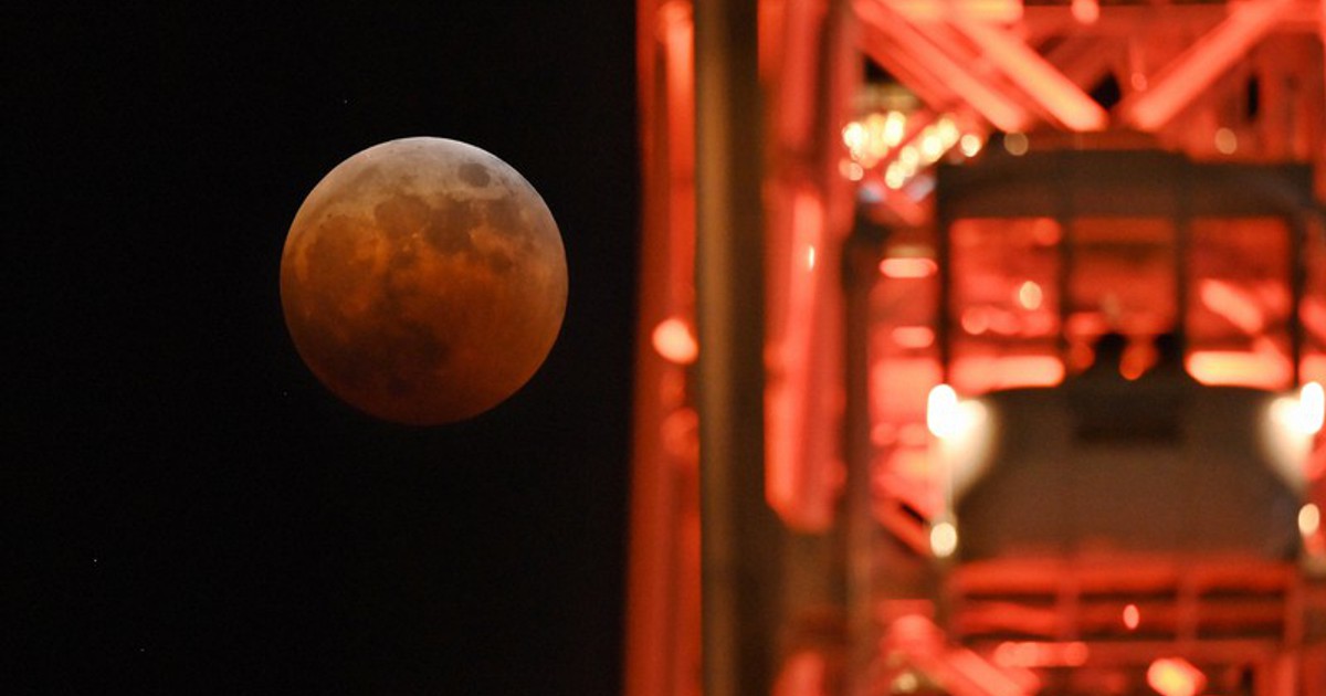In Photos: Total lunar eclipse enthralls people across Japan in rare ...