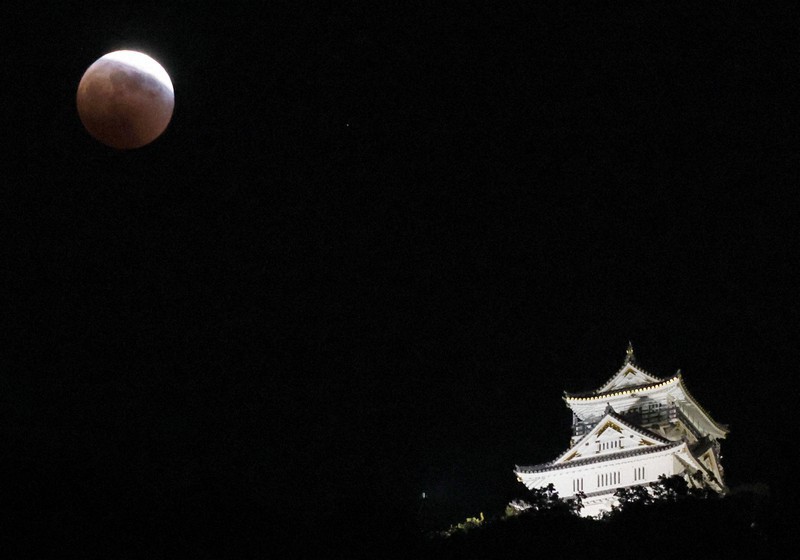 In Photos: Total lunar eclipse enthralls people across Japan in rare ...