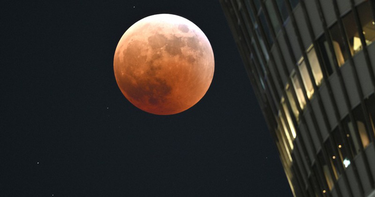 In Photos: Total lunar eclipse enthralls people across Japan in rare ...