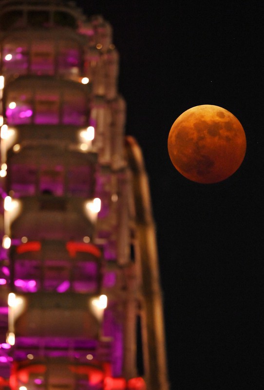 In Photos: Total lunar eclipse enthralls people across Japan in rare ...