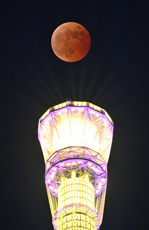 In Photos: Total lunar eclipse enthralls people across Japan in rare ...