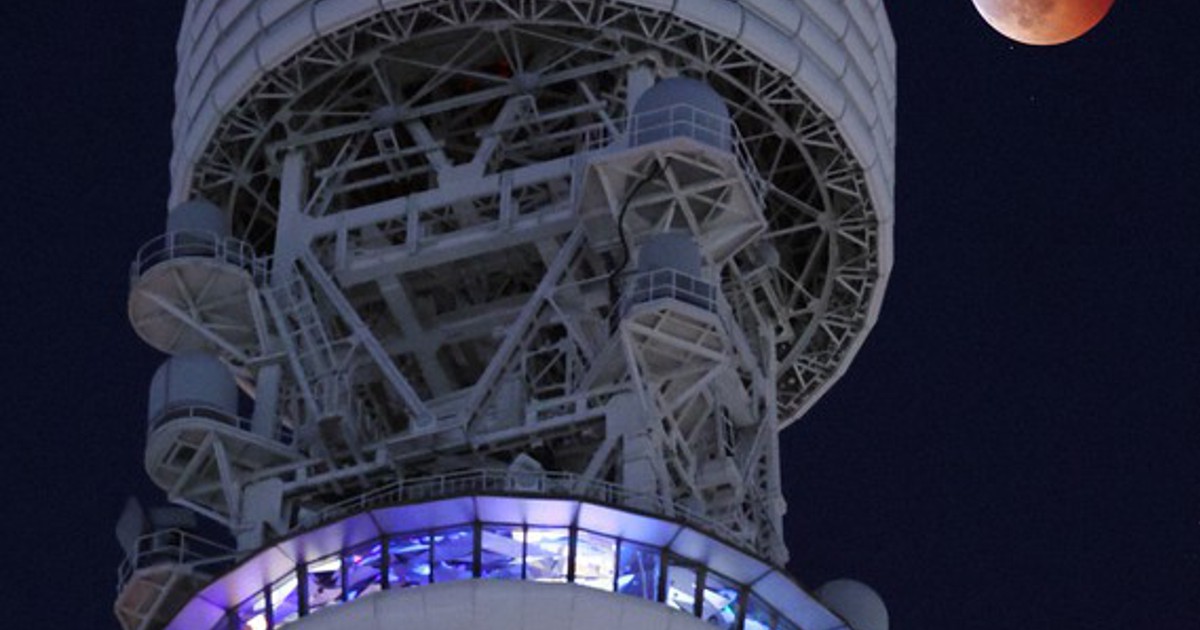 In Photos: Total lunar eclipse enthralls people across Japan in rare ...