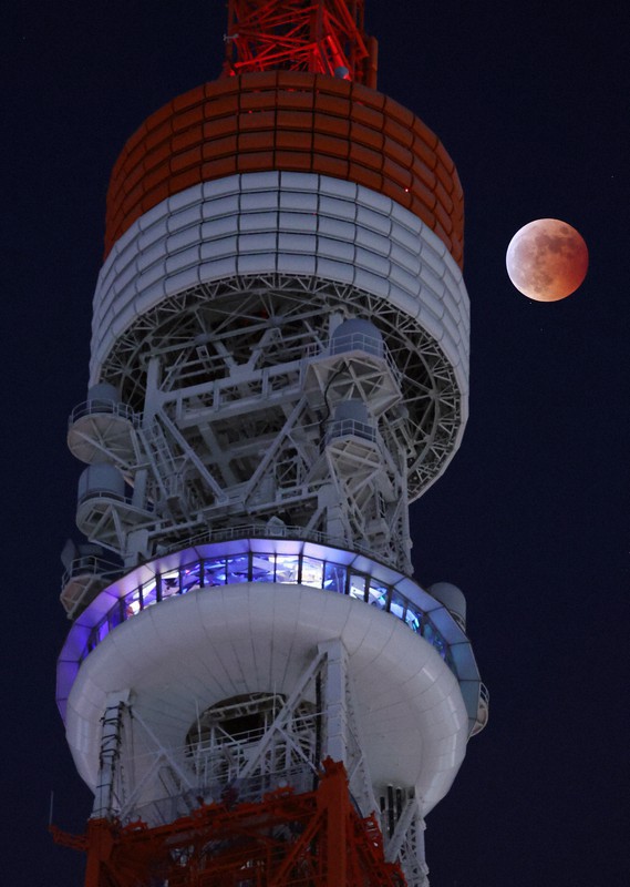 In Photos: Total lunar eclipse enthralls people across Japan in rare ...