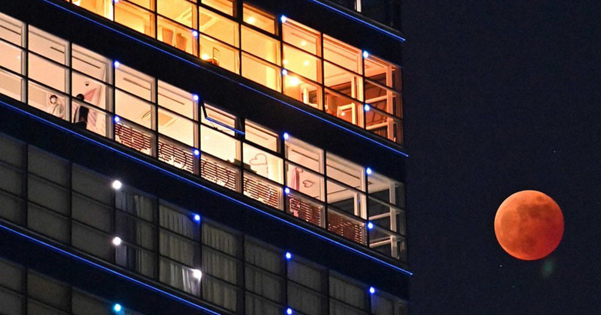 In Photos: Total lunar eclipse enthralls people across Japan in rare ...