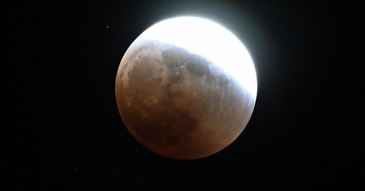 In Photos: Total lunar eclipse enthralls people across Japan in rare ...