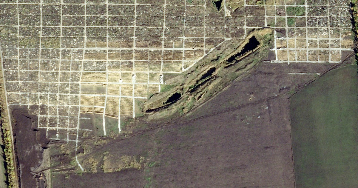 Ukraine: Photos show cemetery expansion near occupied city - The Mainichi