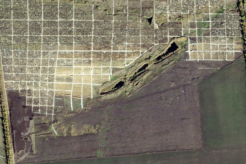 Ukraine: Photos show cemetery expansion near occupied city - The Mainichi