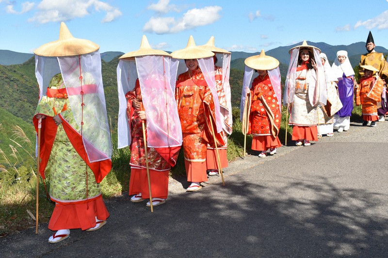 In Photos: Medieval procession shows off vivid costumes along west ...