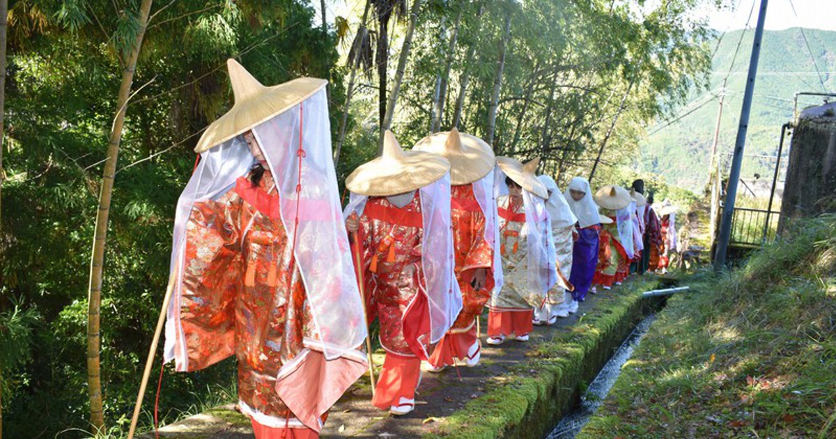 In Photos: Medieval procession shows off vivid costumes along west ...