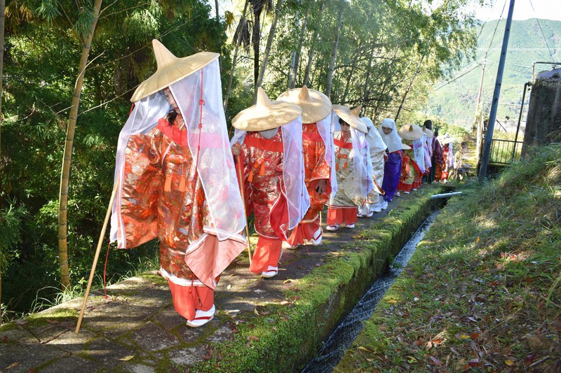 In Photos: Medieval procession shows off vivid costumes along west ...
