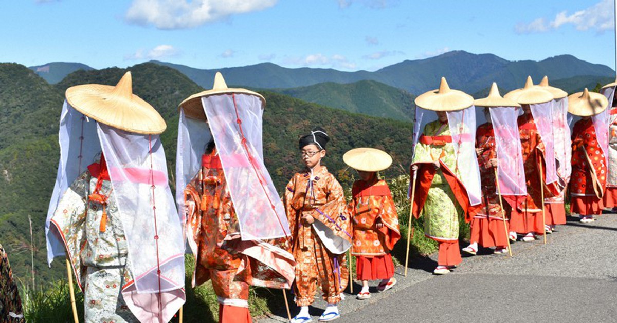 In Photos: Medieval procession shows off vivid costumes along west ...