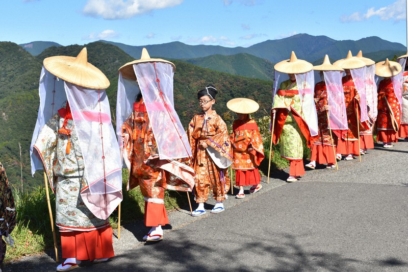 In Photos: Medieval procession shows off vivid costumes along west ...