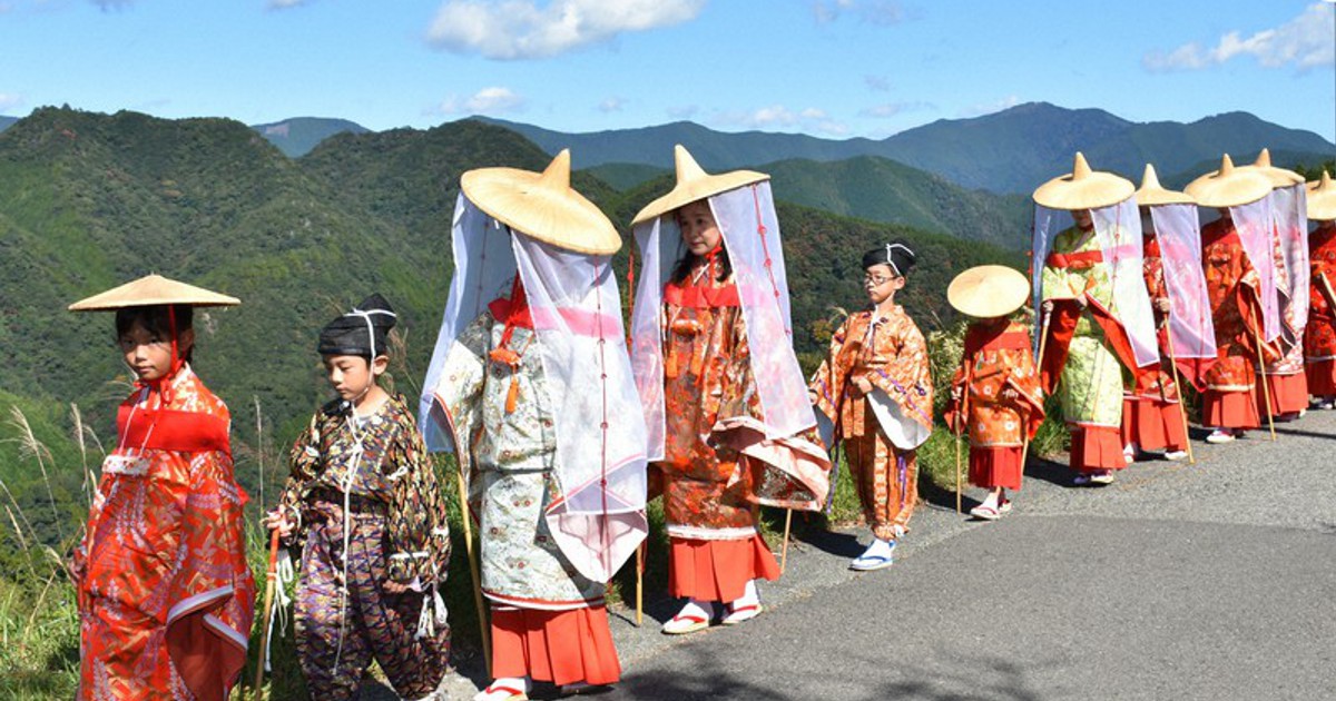 In Photos: Medieval procession shows off vivid costumes along west ...
