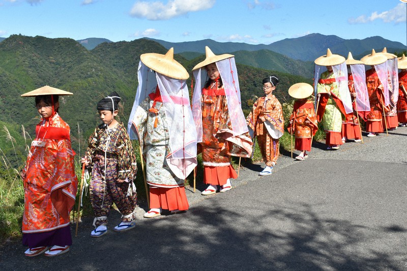 In Photos: Medieval procession shows off vivid costumes along west ...