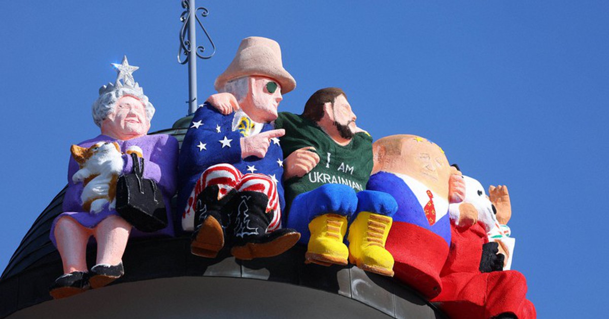 In Photos: Santa, world figures displayed atop Kobe home with hopes for ...